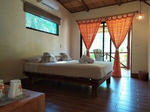 Quarto casal superior | Cofres nos quartos, Wi-Fi de cortesia, roupa de cama