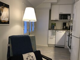 Apartamento luxo | Cozinha americana privada | Geladeira grande, micro-ondas, fogão, cooktop