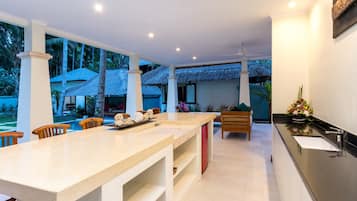 Villa Familiar | Cozinha privada | Um frigorífico, um micro-ondas, um forno, uma placa de cozinha