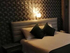 Frigobar, escrivaninha, ferros/tábuas de passar roupa, Wi-Fi de cortesia