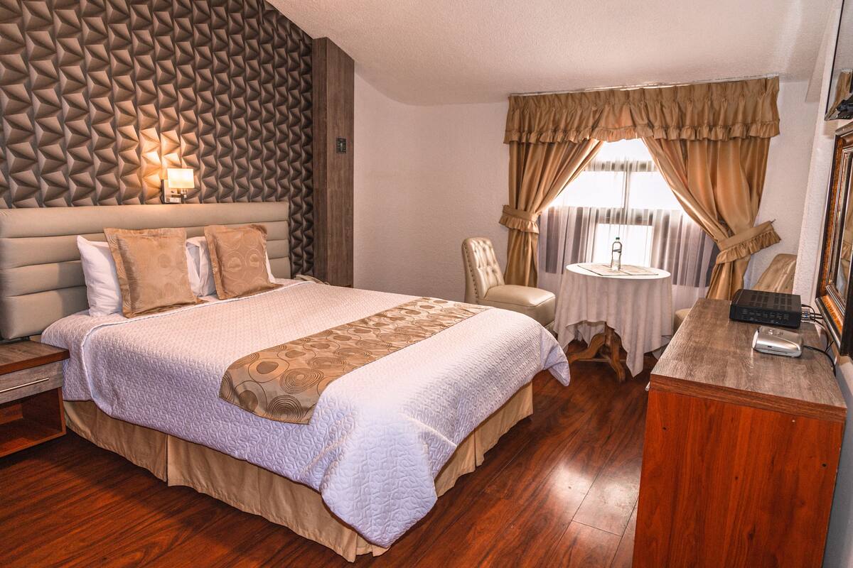 Quarto solteiro básico, 1 quarto | Frigobar, escrivaninha, ferros/tábuas de passar roupa, Wi-Fi de cortesia