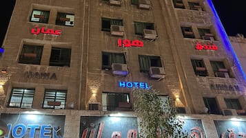 Fachada do alojamento (tarde/noite)