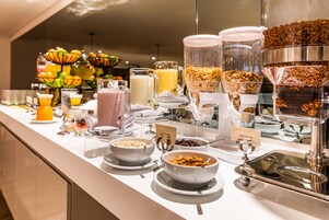 Café da manhã completo diário (COP 50000 por pessoa) 