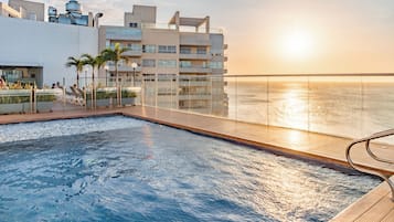 Piscina externa, funciona das 10h às 19h, espreguiçadeiras