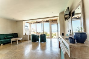 Chalé, vista para a lagoa | Minibar, cortinas/cortinados opacos, ferro/tábua de engomar