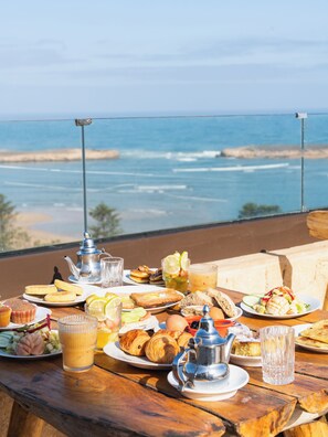 2 restaurantes, cozinha local e internacional