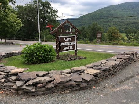 Vista para a montanha. Cave Mountain Motel
