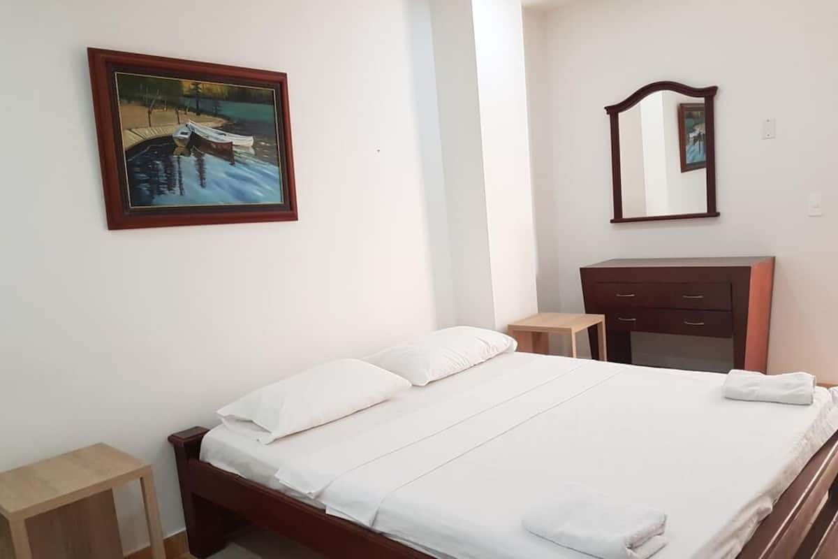 Escrivaninha, cortinas blackout, Wi-Fi de cortesia, roupa de cama