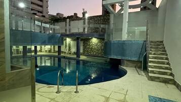 2 piscinas exteriores, da(s) 9:00 à(s) 21:00, guarda-sóis