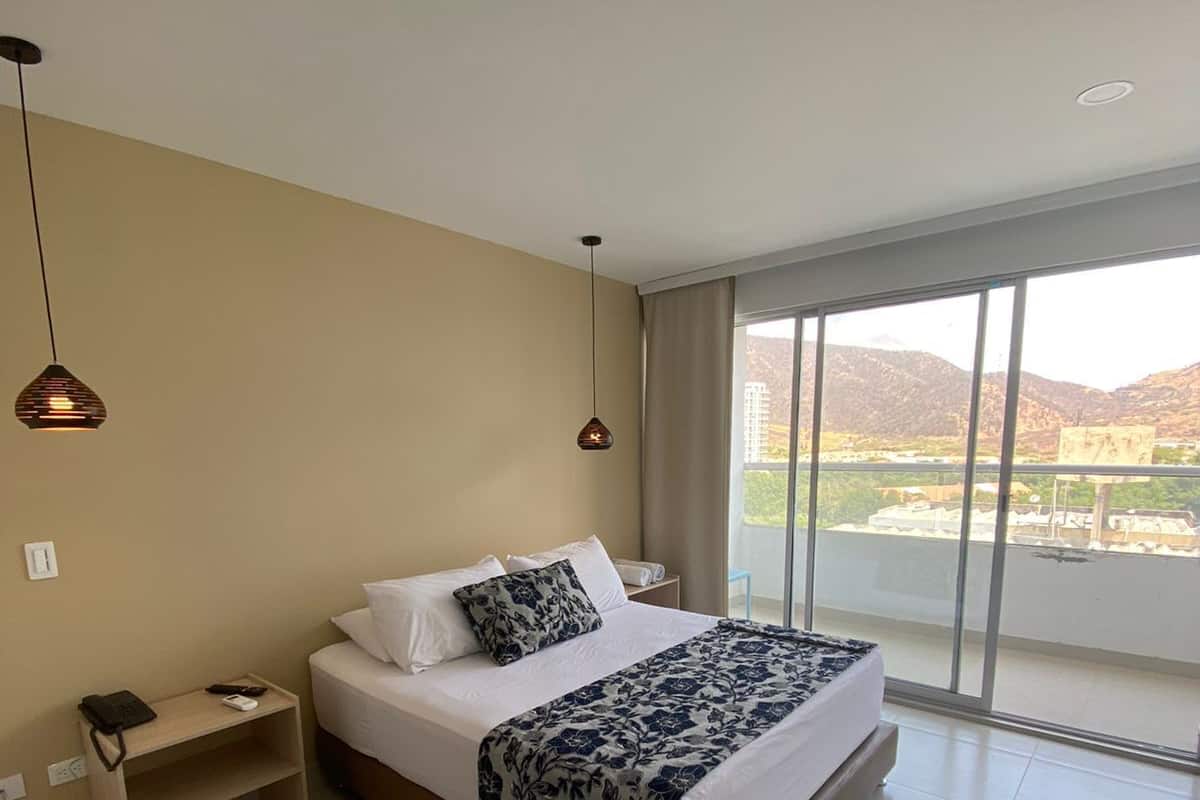 Quarto casal, 1 cama de casal, para não fumantes | Escrivaninha, cortinas blackout, Wi-Fi de cortesia, roupa de cama