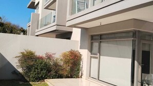 Um edifício moderno de vários andares, com grandes janelas e telhado plano.