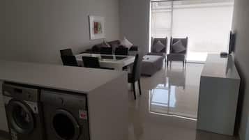 Apartamento, 2 quartos | Sala | Smart TV de 42 polegadas com canais via satélite, televisor