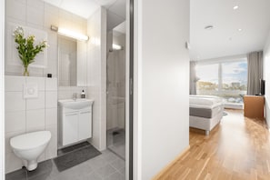 Estúdio conforto, 1 cama Queen, vista para a marina | Banheiro | Chuveiro, secador de cabelo, toalhas de banho, papel higiênico