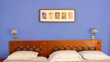 Quarto triplo | Escrivaninha, berços grátis, Wi-Fi de cortesia, roupa de cama