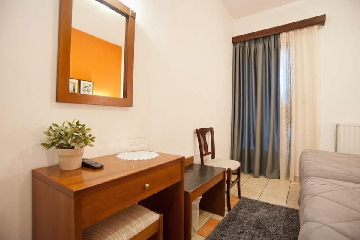 Escrivaninha, berços grátis, Wi-Fi de cortesia, roupa de cama