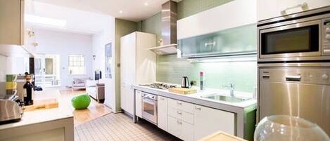 Apartamento, 2 quartos | Cozinha privada | Um frigorífico/congelador grande, um micro-ondas, um forno