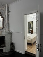 Apartamento luxo | Roupas de cama premium, camas Tempur-Pedic, cofres nos quartos