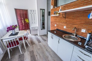 Apartamento com design assinado, 1 quarto, terraço | Cozinha privada | Geladeira grande, chaleira elétrica, especiarias, toalhas de papel
