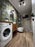 Apartamento luxo | Comodidades do banheiro | Chuveiro, produtos de toalete grátis, secador de cabelo, chinelos