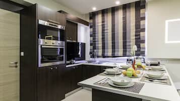 Apartamento, 2 quartos | Cozinha privada | Um frigorífico, um micro-ondas, um forno, uma placa de cozinha