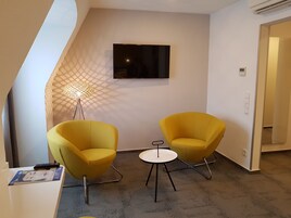 Quarto Duplo Deluxe | Sala de estar | TV de ecrã plano 