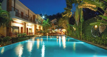 Piscina exterior, uma piscina transbordante, guarda-sóis 