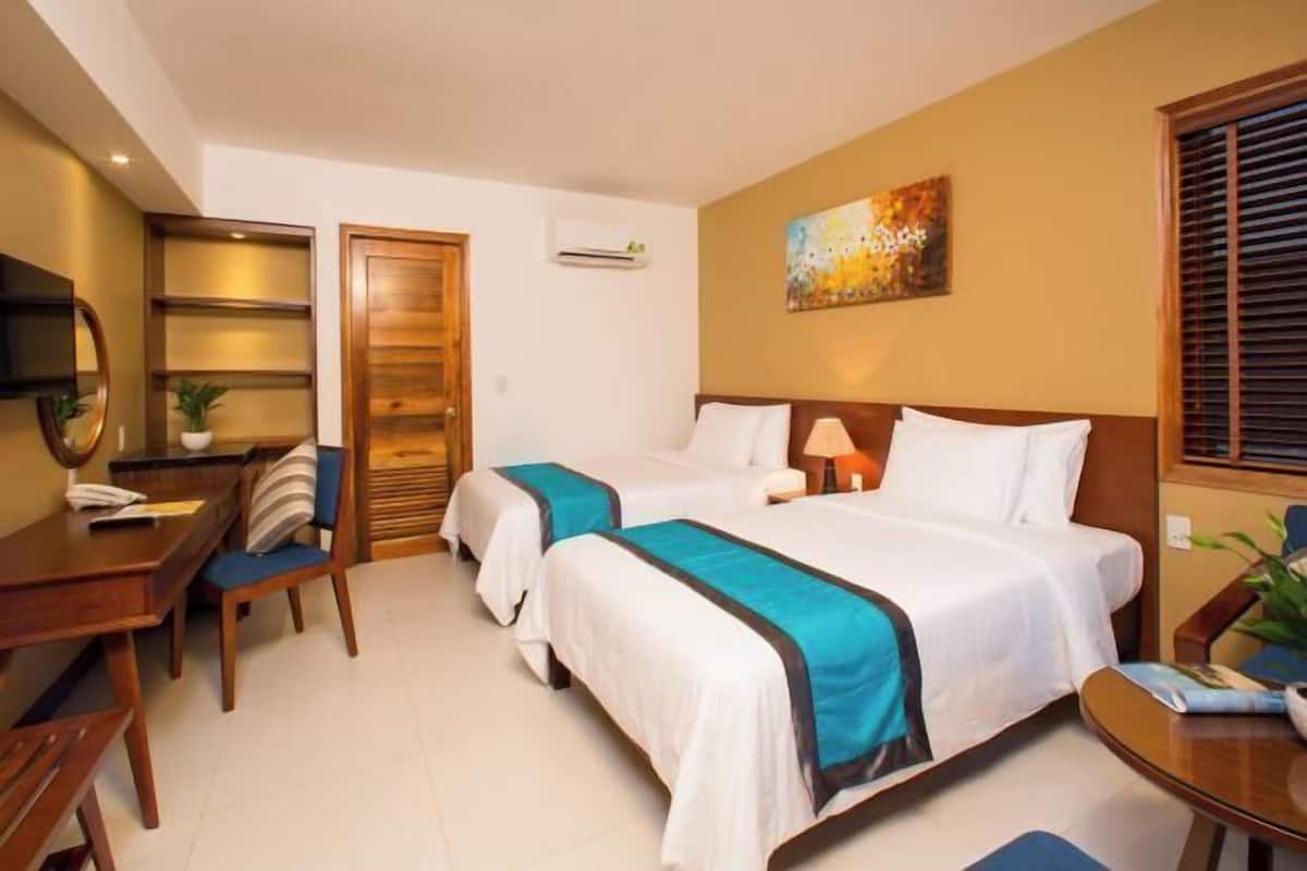 Minibar, cofre no quarto, cortinas/cortinados opacos