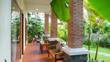 Vila família, 2 quartos, vista para o jardim | Sacada