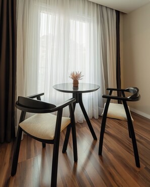 Quarto casal ou duplo básico | Frigobar, escrivaninha, cortinas blackout, quartos à prova de som