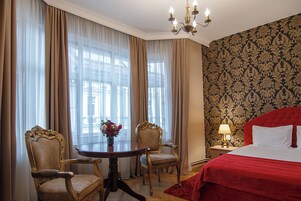 Suíte, 2 quartos | Individualmente decorados, escrivaninha, quartos à prova de som