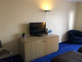 Secretária, cortinas/cortinados opacos, ferro/tábua de engomar 