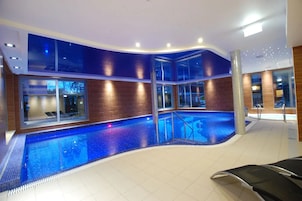 Piscina interna, funciona das 8h às 21h, espreguiçadeiras