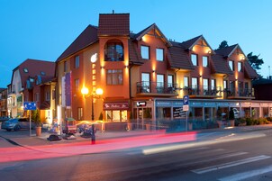 Fachada da propriedade à noite