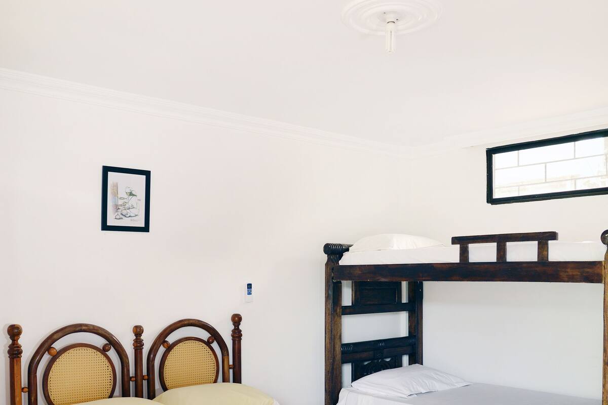 Quarto Quádruplo Standard, várias camas, casa de banho privativa | Secretária, Wi-fi grátis