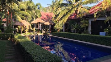 Piscina exterior, guarda-sóis, espreguiçadeiras