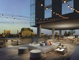 Piscina externa, funciona das 6h30 às 22h, barracas, guarda-sóis