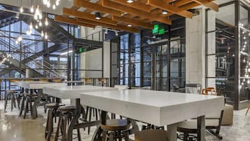 3 restaurantes, pequenos-almoços servidos