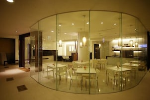 Café da manhã com buffet grátis todos os dias