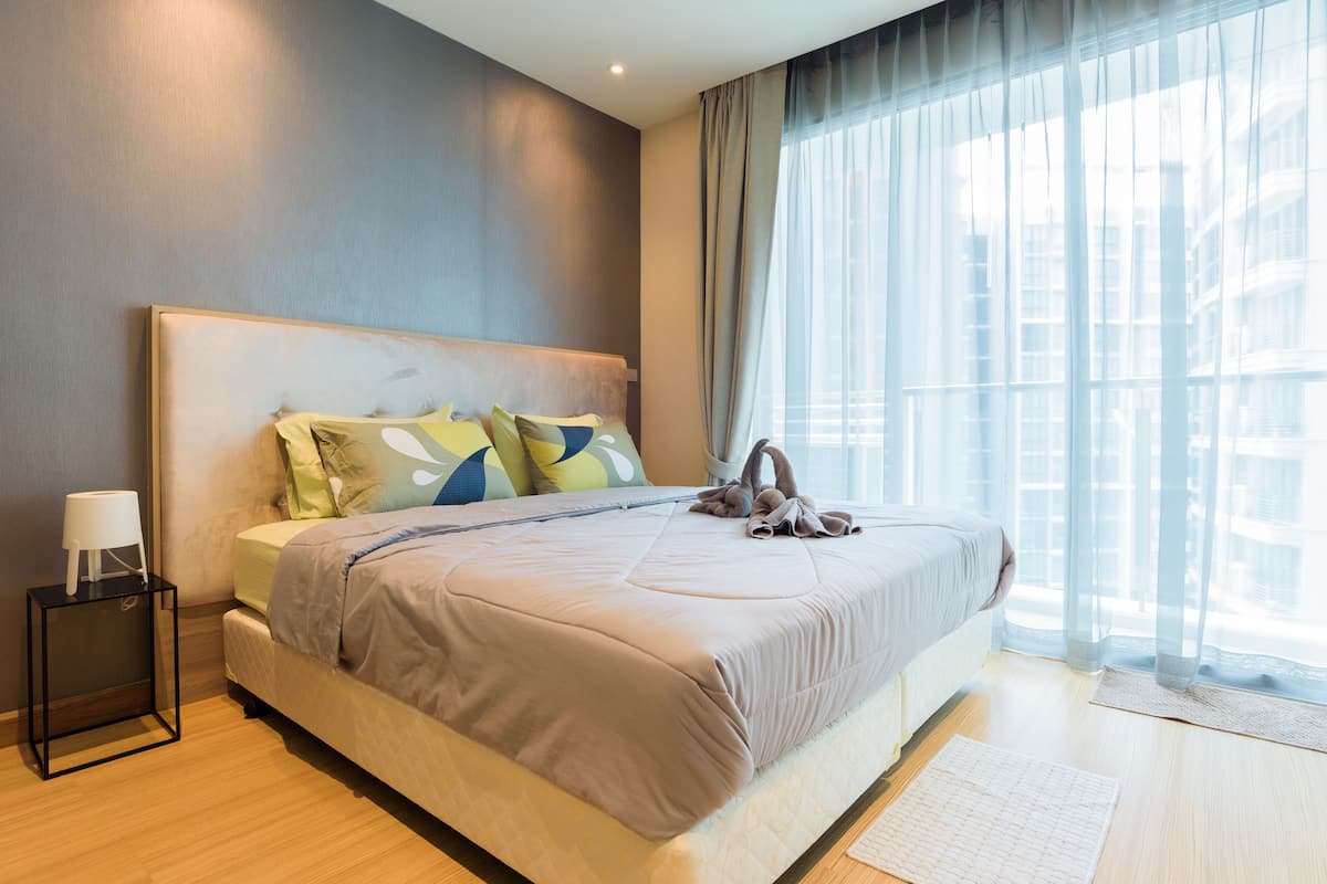 Quarto casal família, várias camas, sacada, vista para a cidade | Escrivaninha, ferros/tábuas de passar roupa, Wi-Fi de cortesia