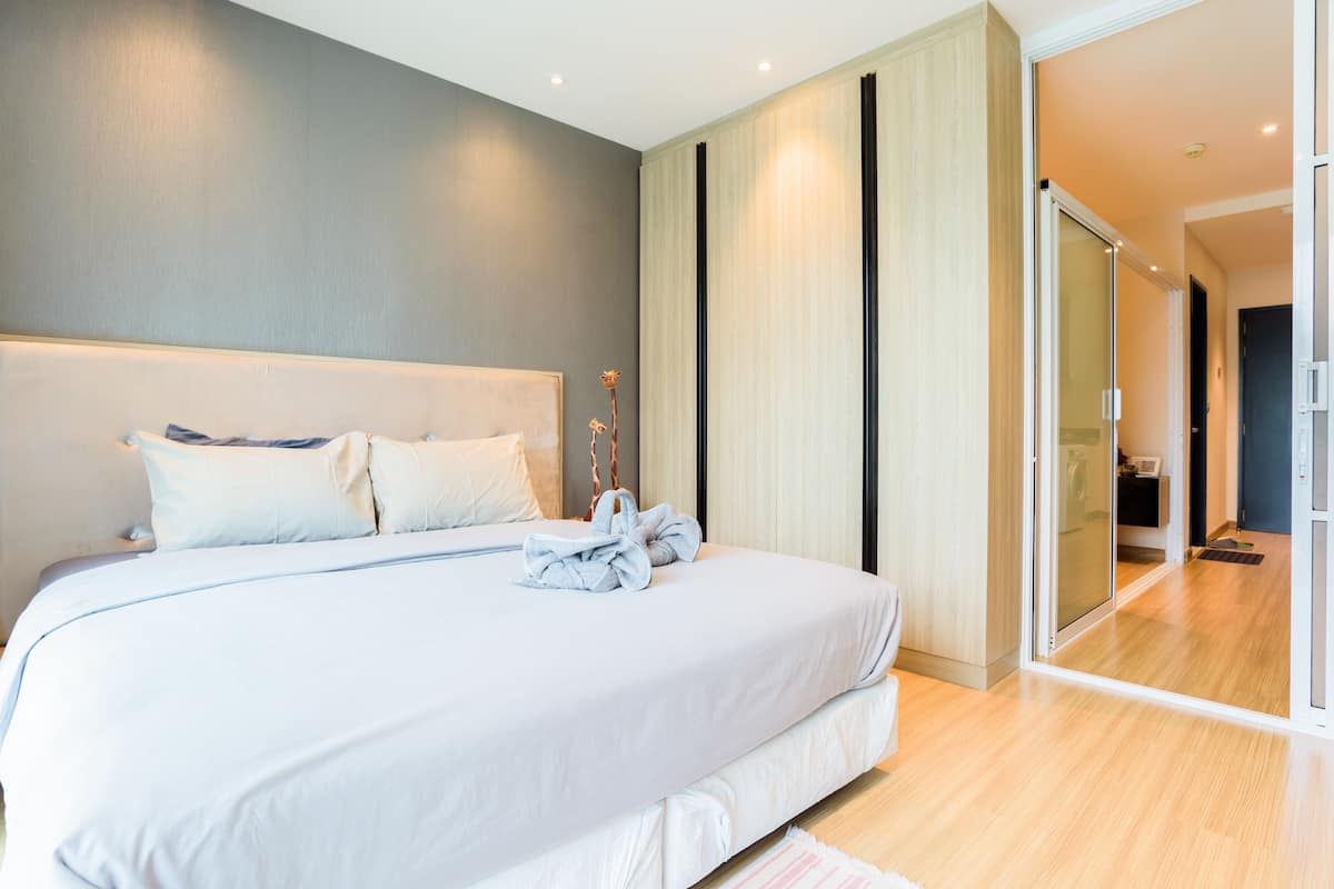 Quarto casal ou duplo luxo, 2 quartos, cozinha, vista para a cidade | Escrivaninha, ferros/tábuas de passar roupa, Wi-Fi de cortesia