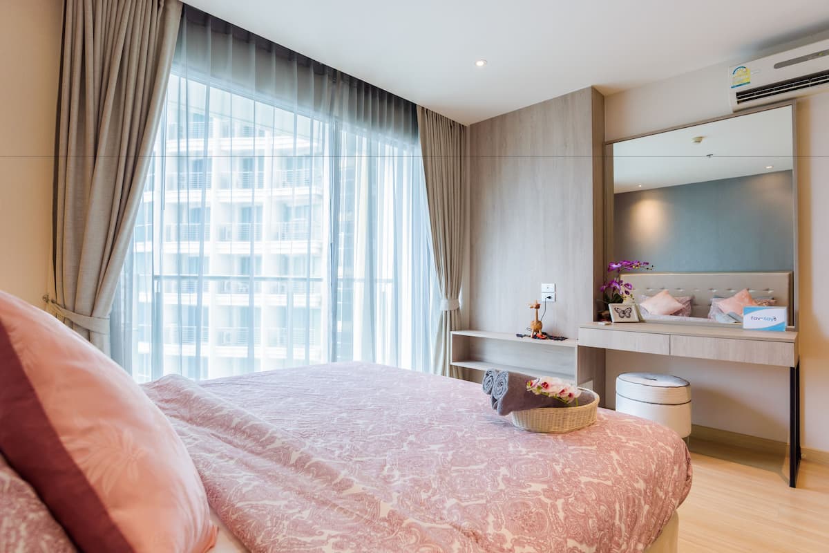 Estúdio luxo, 1 cama King, sacada, vista para a cidade | Escrivaninha, ferros/tábuas de passar roupa, Wi-Fi de cortesia