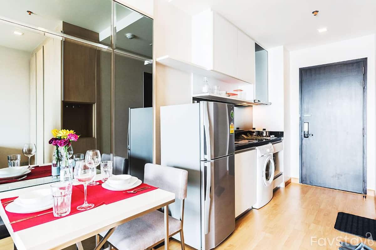 Suíte estúdio luxo, suíte, vista para a cidade | Opções para refeição no quarto