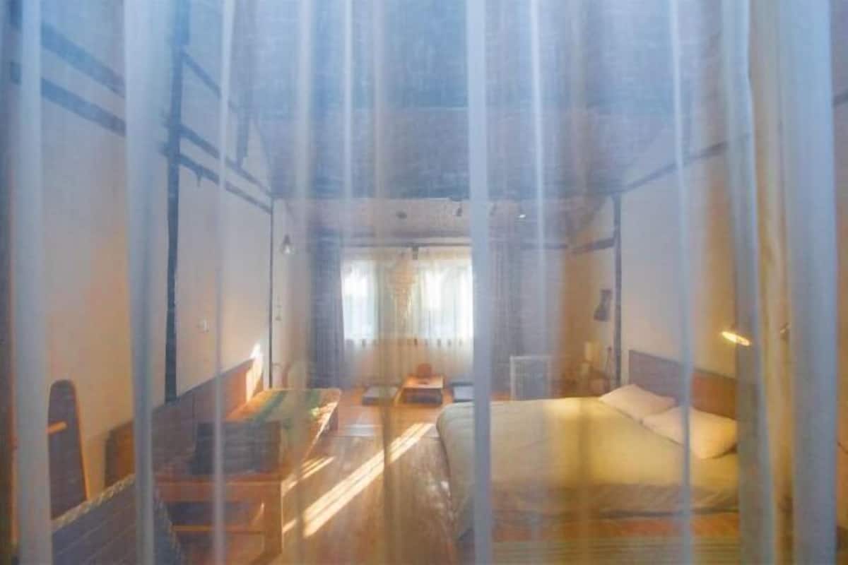 Escrivaninha, cortinas blackout, Wi-Fi de cortesia