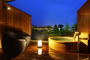 Quarto Twin (Open-air bath with Terrace) | Casa de banho | Uma combinação polibã/banheira, artigos de higiene pessoal grátis 