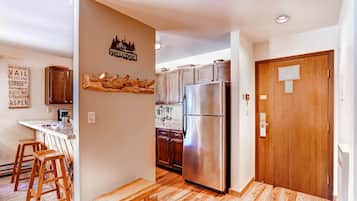 Apartamento em Condomínio Fechado, 1 quarto | Cozinha privada | Um frigorífico/congelador grande, um micro-ondas, um forno