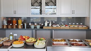 Buffet com diversos pratos e acompanhamentos.