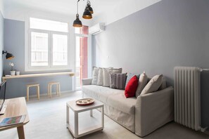 Apartamento família, 2 quartos (Elegant) | Sala de estar | TV de tela plana, Netflix