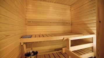 Apartamento Cidade, 1 quarto, sauna, Vista para a cidade | Casa de banho | Um polibã, um secador de cabelo, toalhas fornecidas