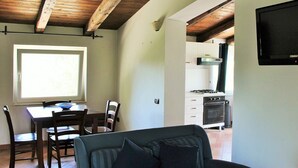 Casa, 2 quartos | Sala de estar | Televisor 