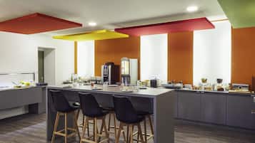 Café da manhã com buffet grátis todos os dias